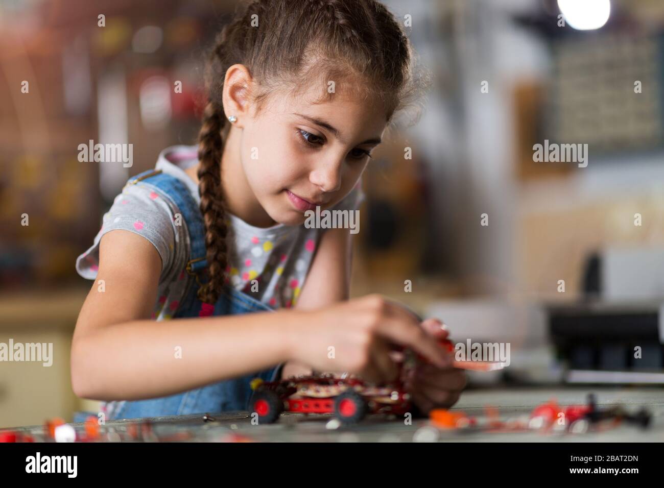 Enfant jouant avec robot Banque de photographies et d’images à haute ...