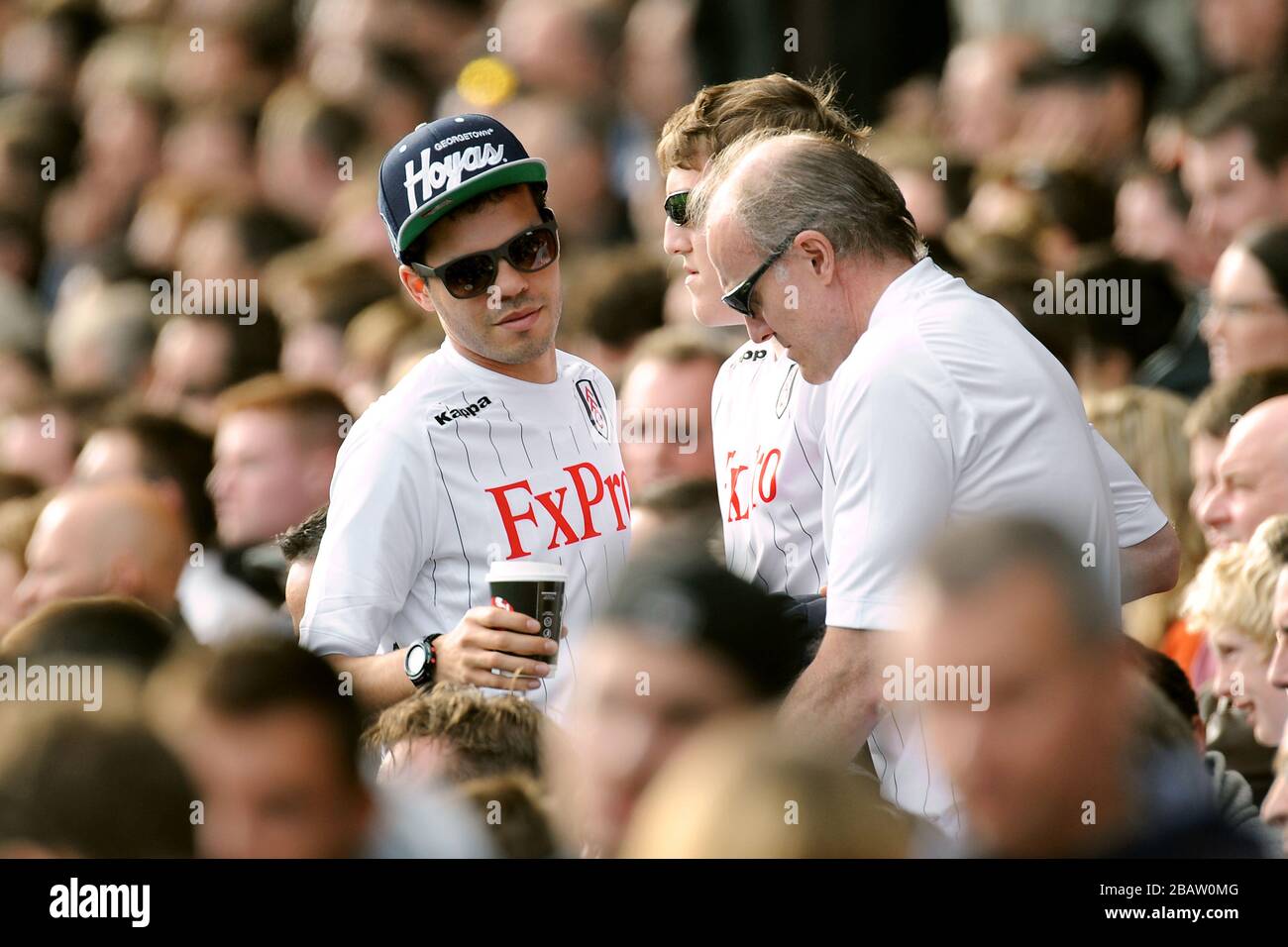 Fulham fans dans les stands Banque de photographies et d’images à haute ...