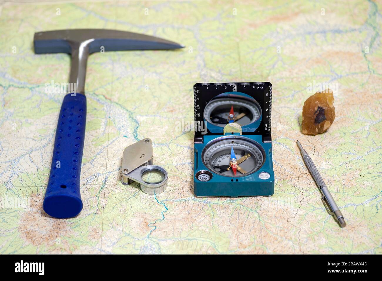 Les outils du géologue disposés sur une carte topographique. L'arrière ...