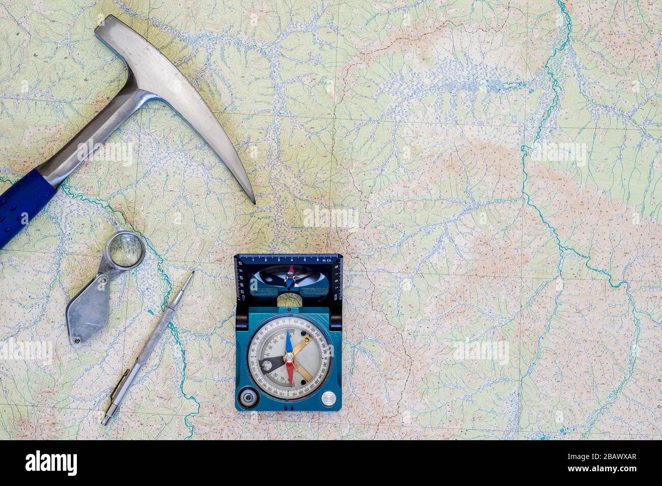 Les outils du géologue disposés sur une carte topographique. L'arrière ...