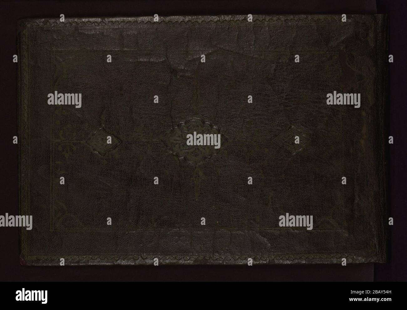 Tooled leather binding Banque de photographies et d’images à haute ...