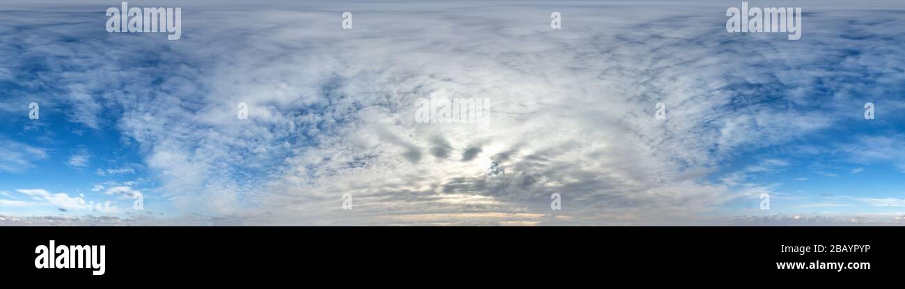 Panorama hdri transparent vue d'angle à 360 degrés ciel bleu avec de beaux nuages de cumulus ...