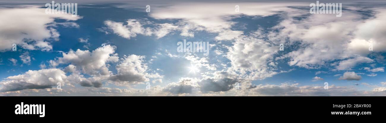 Panorama hdri transparent vue d'angle à 360 degrés ciel bleu avec de beaux nuages de cumulus ...