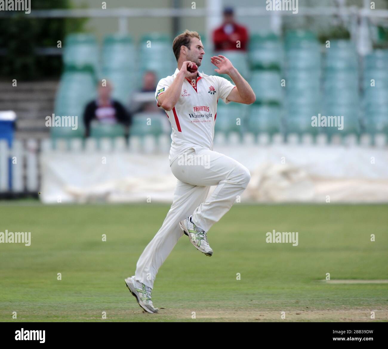 Les lancashires tom smith bowling Banque de photographies et d’images à ...