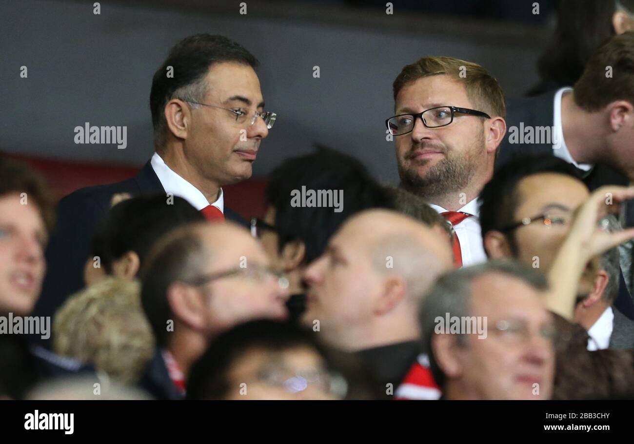 Richard Arnold (à droite), directeur général du groupe Manchester ...