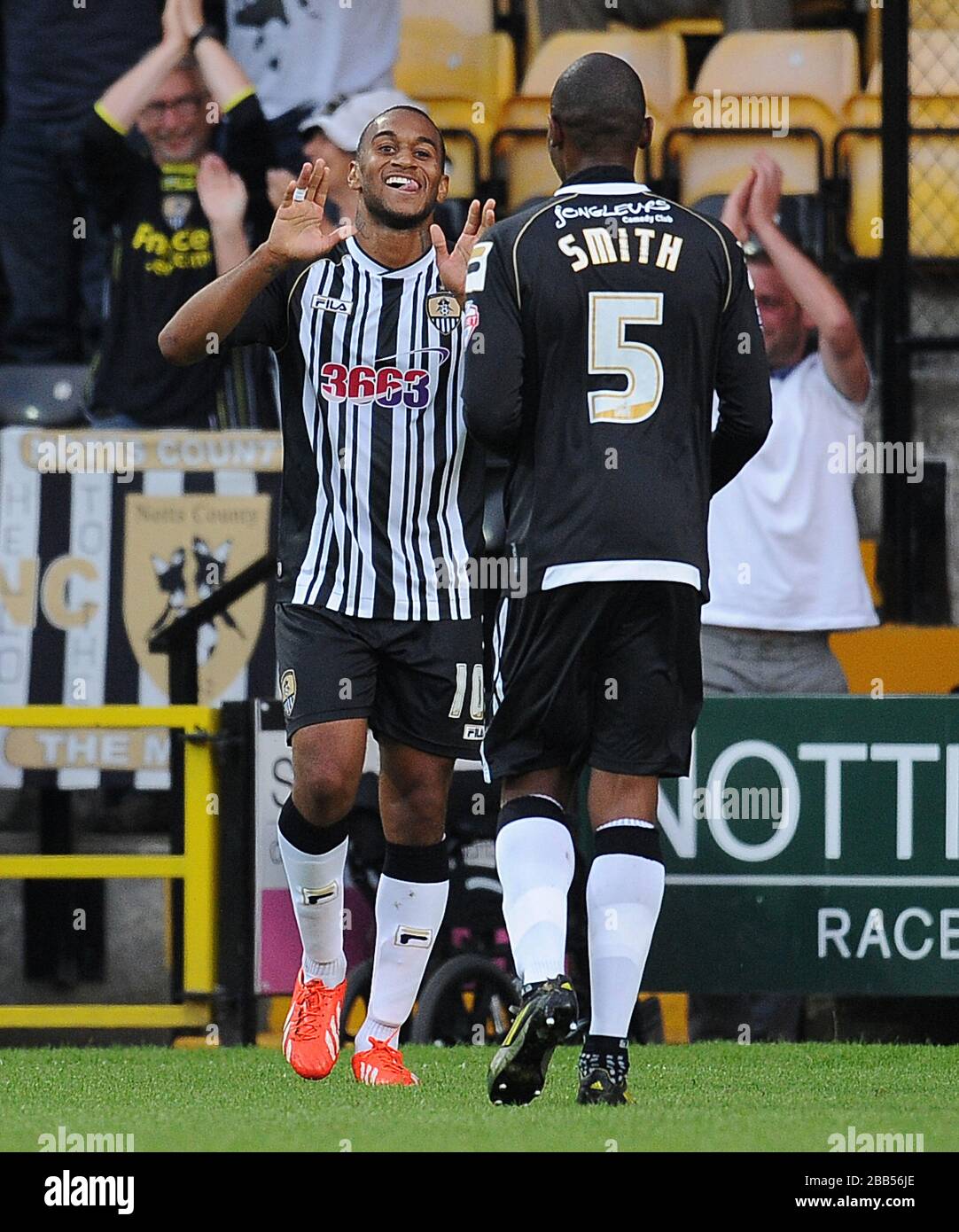 Danny Haynes (à gauche) du comté de Notts célèbre avec Manny Smith (à ...