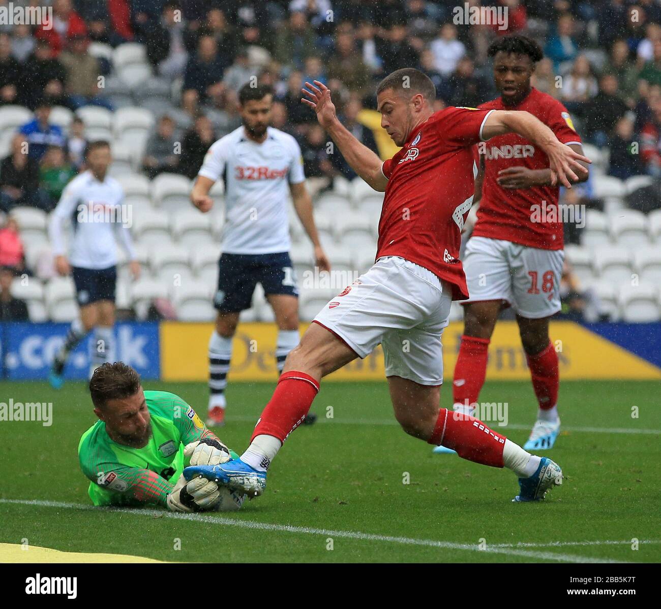 Le gardien de but de Preston North End, Declan Rudd, sauve un tir ...