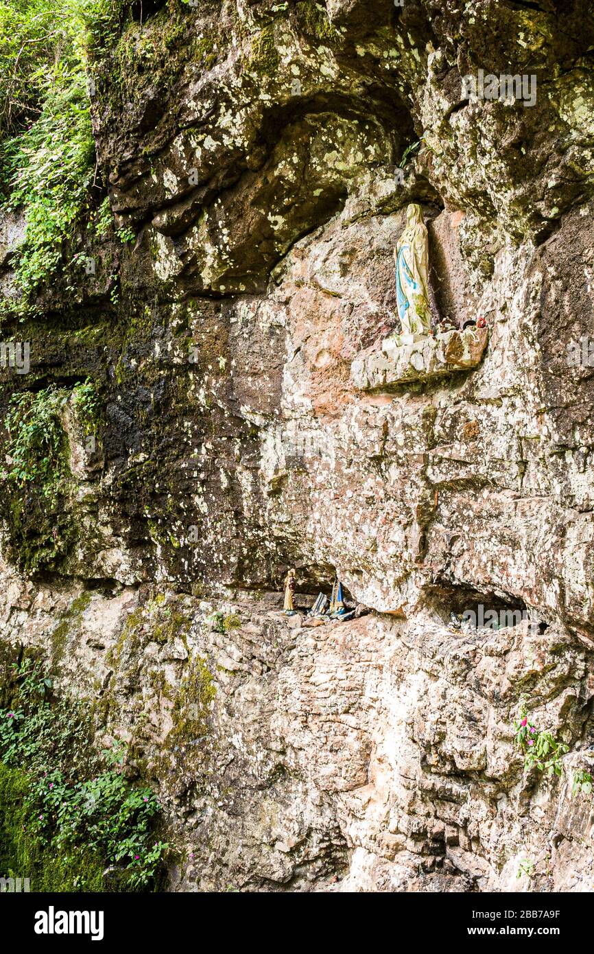 Statue sur un rocher Banque de photographies et d’images à haute ...