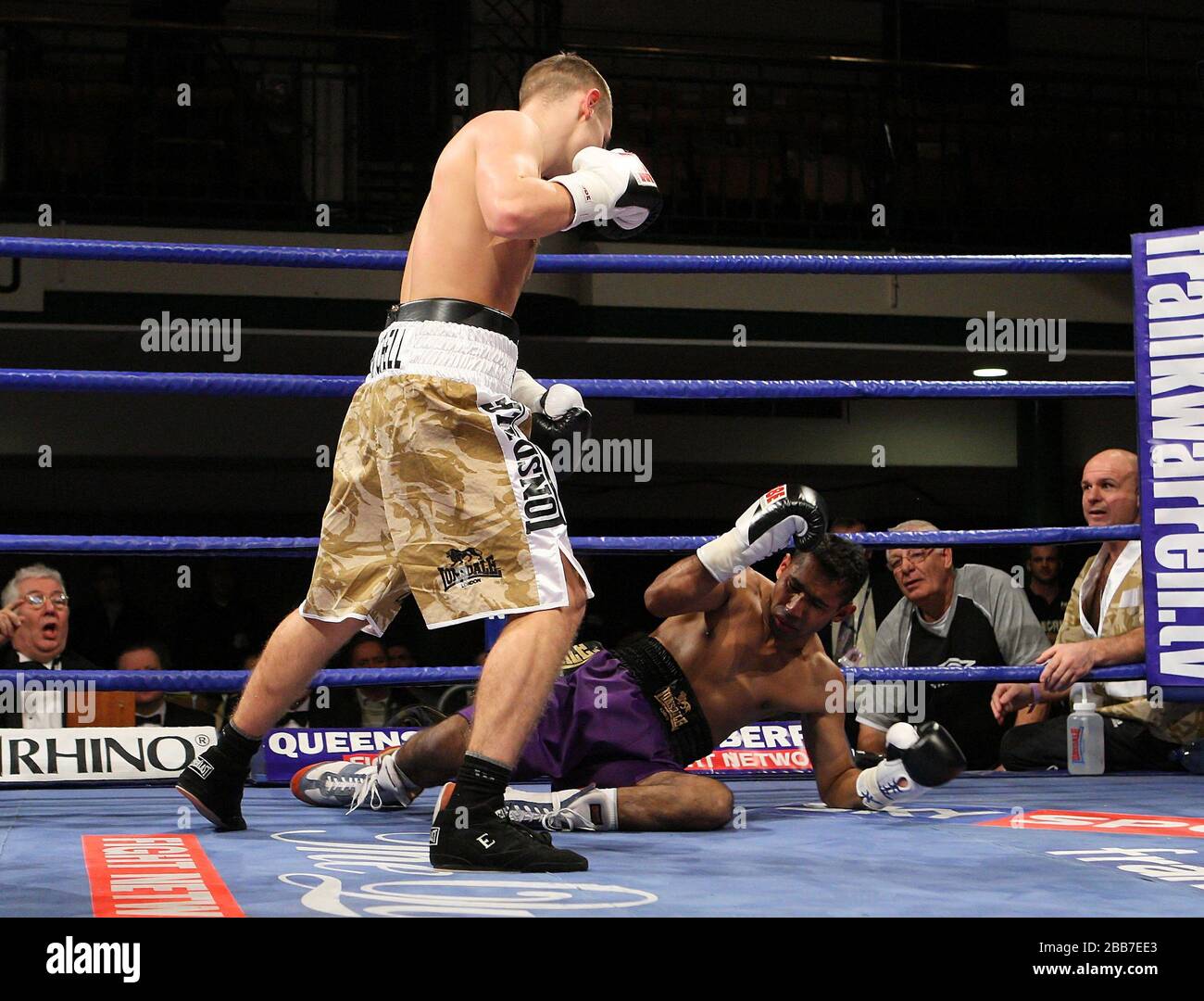 Vinny Mitchell (Dagenham, short de camouflage) défaites Riaz Durgahed ...