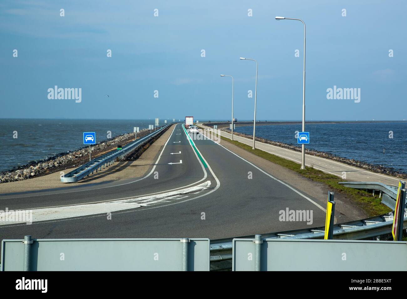 Le Houtribdijk est un barrage aux Pays-Bas, construit entre 1963 et ...