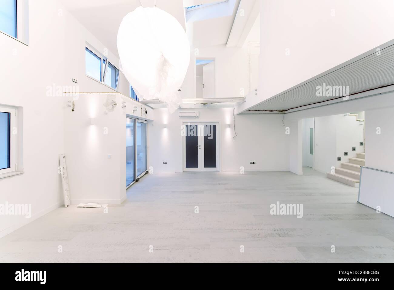 Intérieur d'un vide élégant et moderne espace ouvert appartement à deux ...