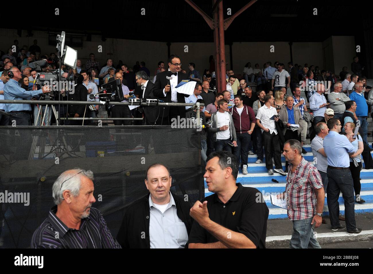 Les spectateurs regardent l'action dans les gradins Banque de ...