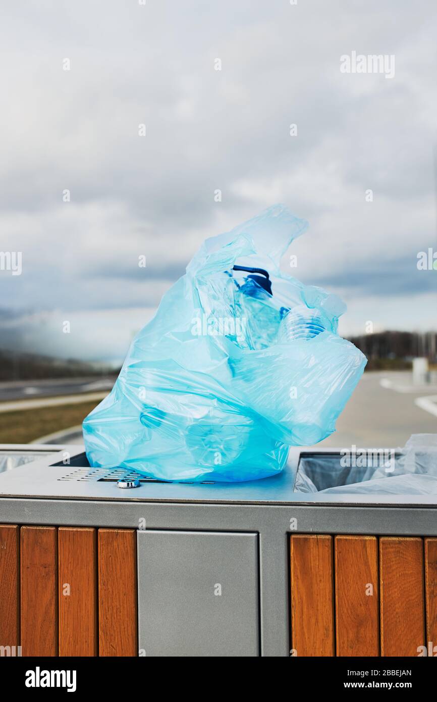 Sac en plastique plein de déchets en plastique mis dans les poubelles ...