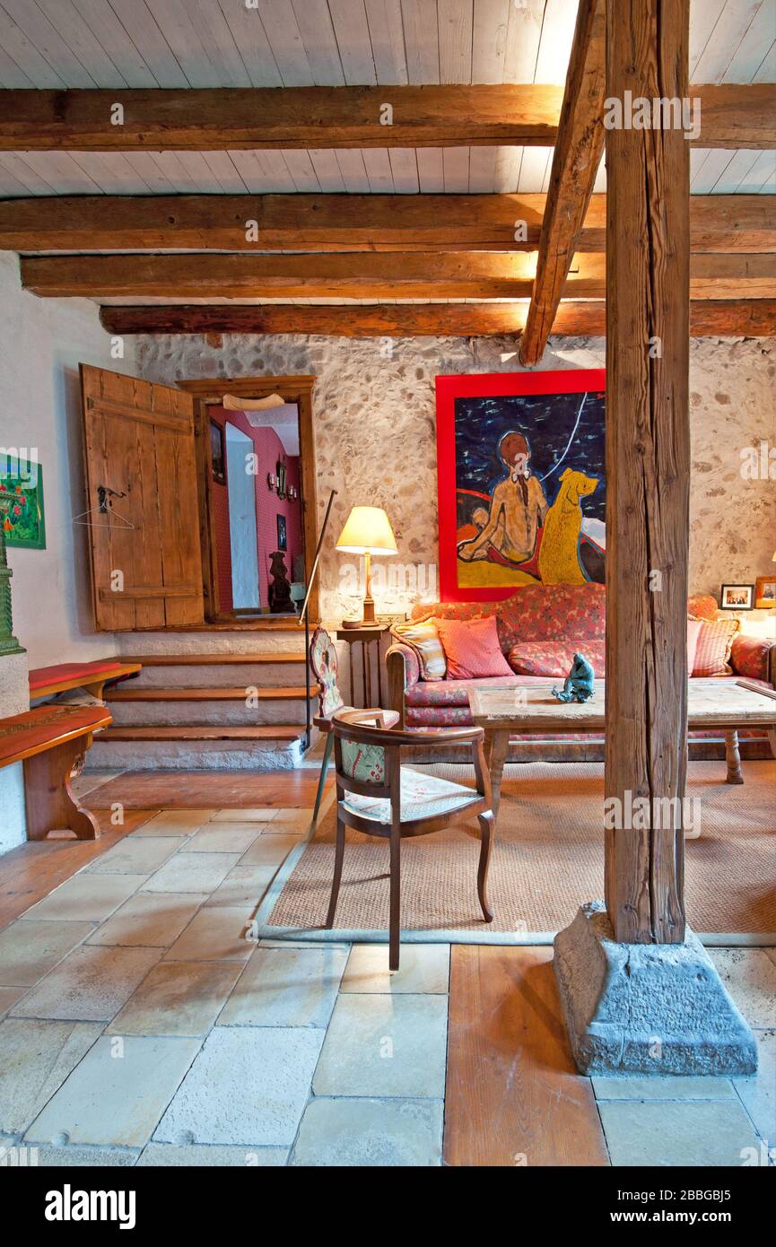 séjour de style champêtre avec poêle en faïence verte, canapé, tramen ...