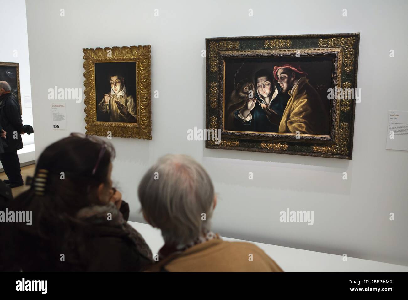Visiteurs devant les peintures du peintre espagnol El Greco (1585 ...