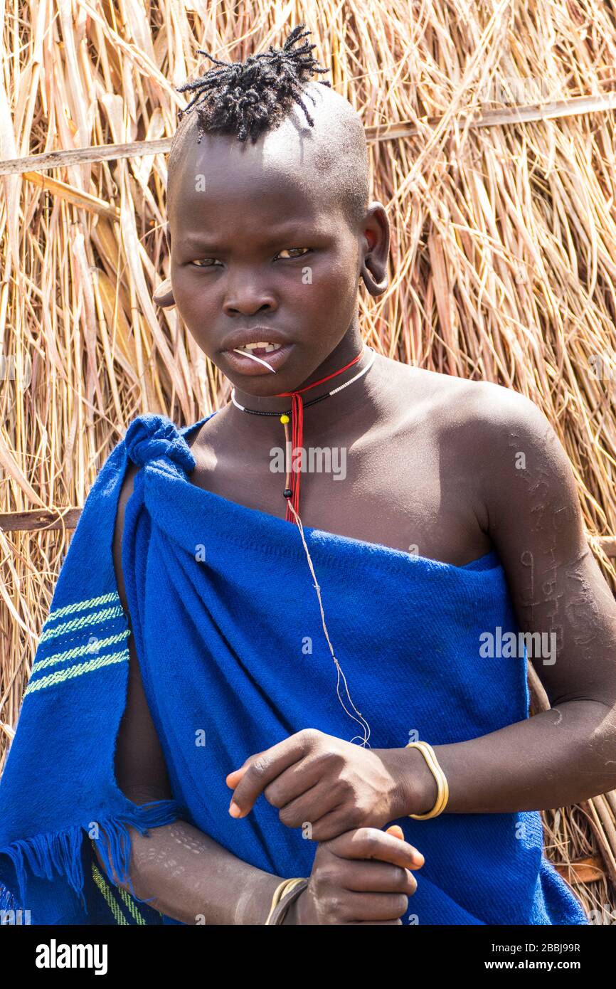 Femme tribu mursi Banque de photographies et d’images à haute ...
