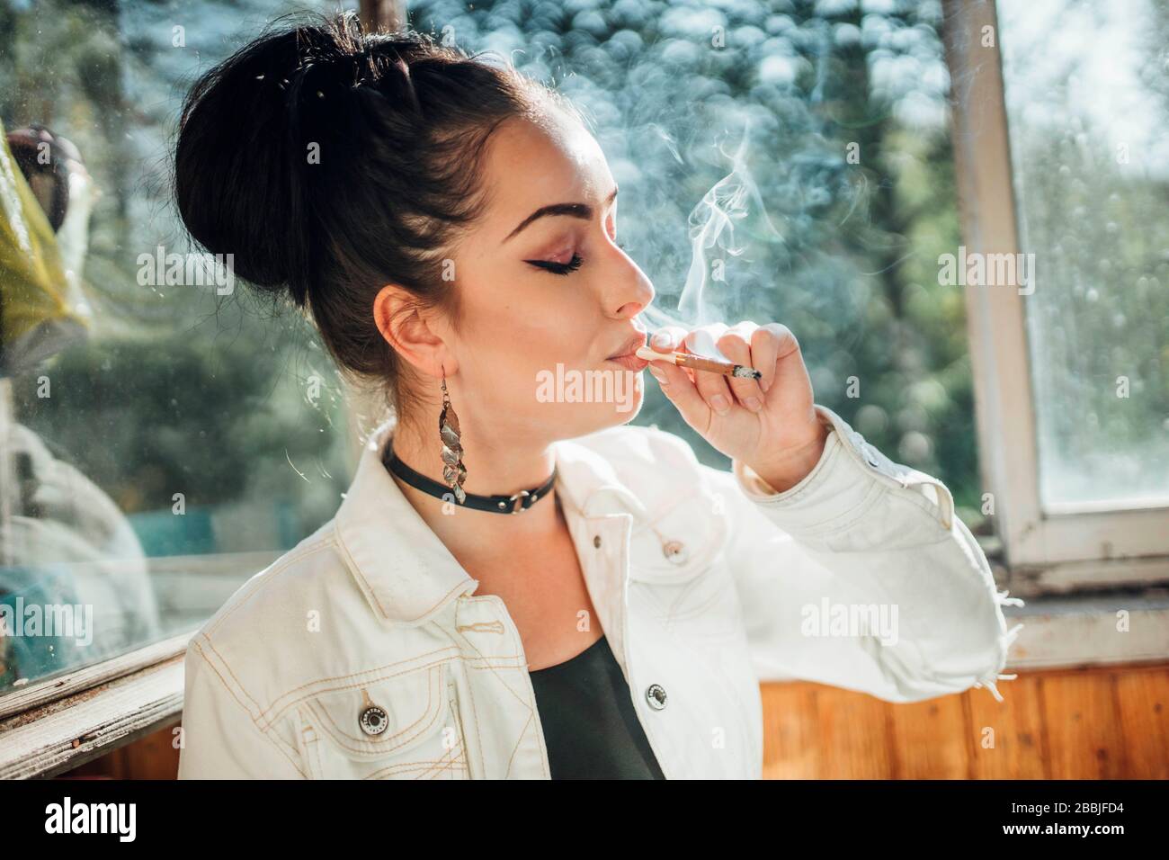 Vieille femme fume Banque de photographies et d’images à haute ...