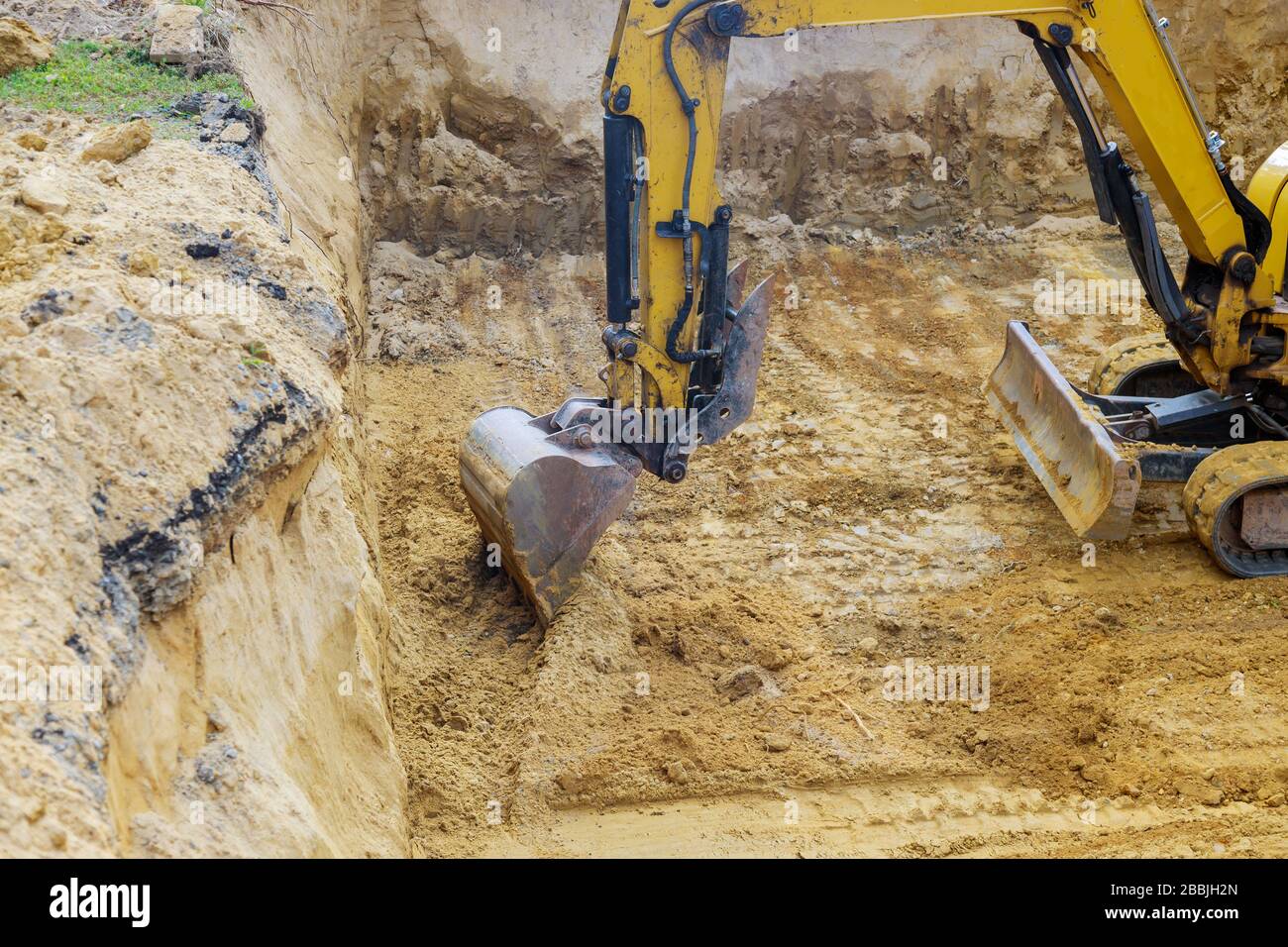 Construction avec socle en pieu au sol, réalisée sur une pelle ...