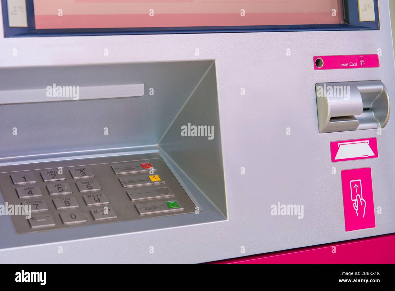 Distributeur automatique de billets intégré au mur Photo Stock - Alamy