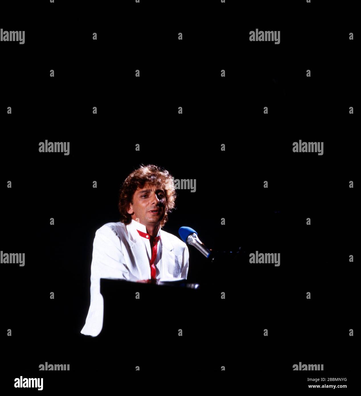 US Amerikanischer Sänger Barry Manilow bei einem Auftritt zu Gast in ... US Amerikanischer Sänger Barry Manilow bei einem Auftritt zu Gast in ...