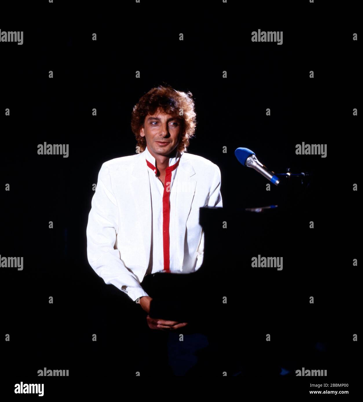 US Amerikanischer Sänger Barry Manilow bei einem Auftritt zu Gast in ... US Amerikanischer Sänger Barry Manilow bei einem Auftritt zu Gast in ...