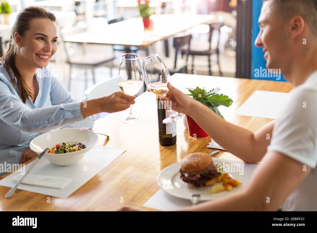 Couple au restaurant Banque de photographies et d’images à haute ...