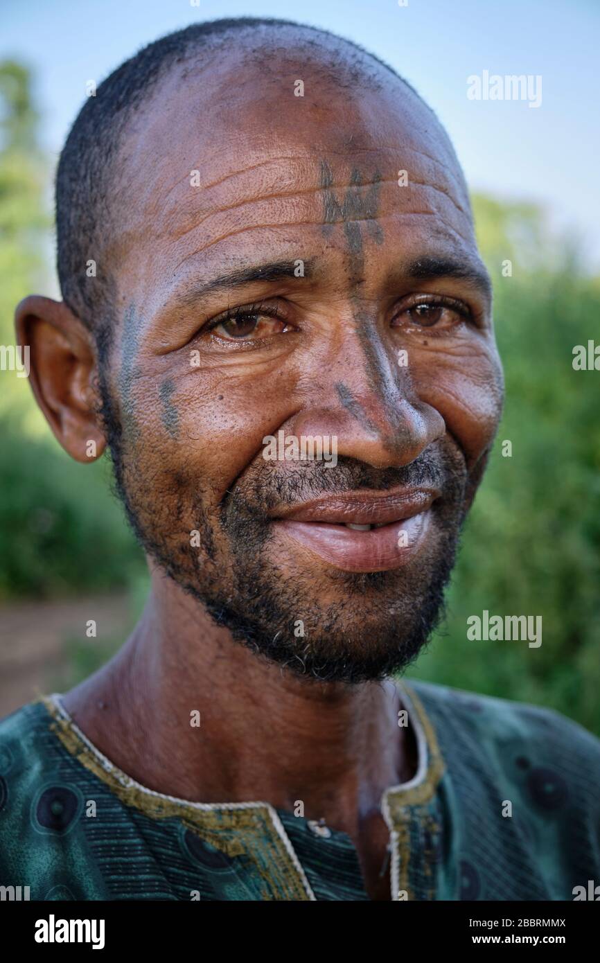 Tatouages visage peul homme Banque de photographies et d’images à haute résolution - Alamy