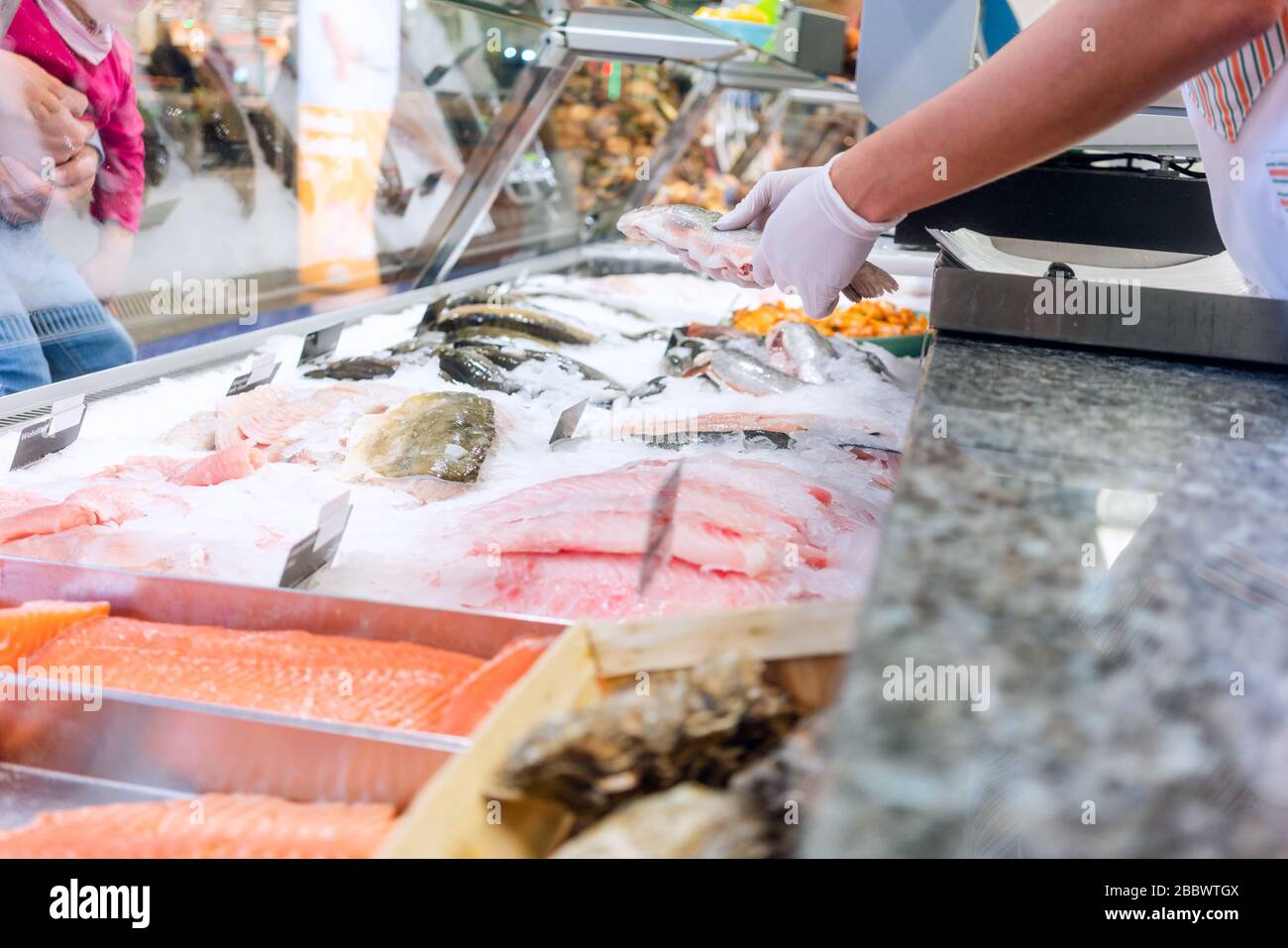 Supermarket fish counter Banque de photographies et d’images à haute ...