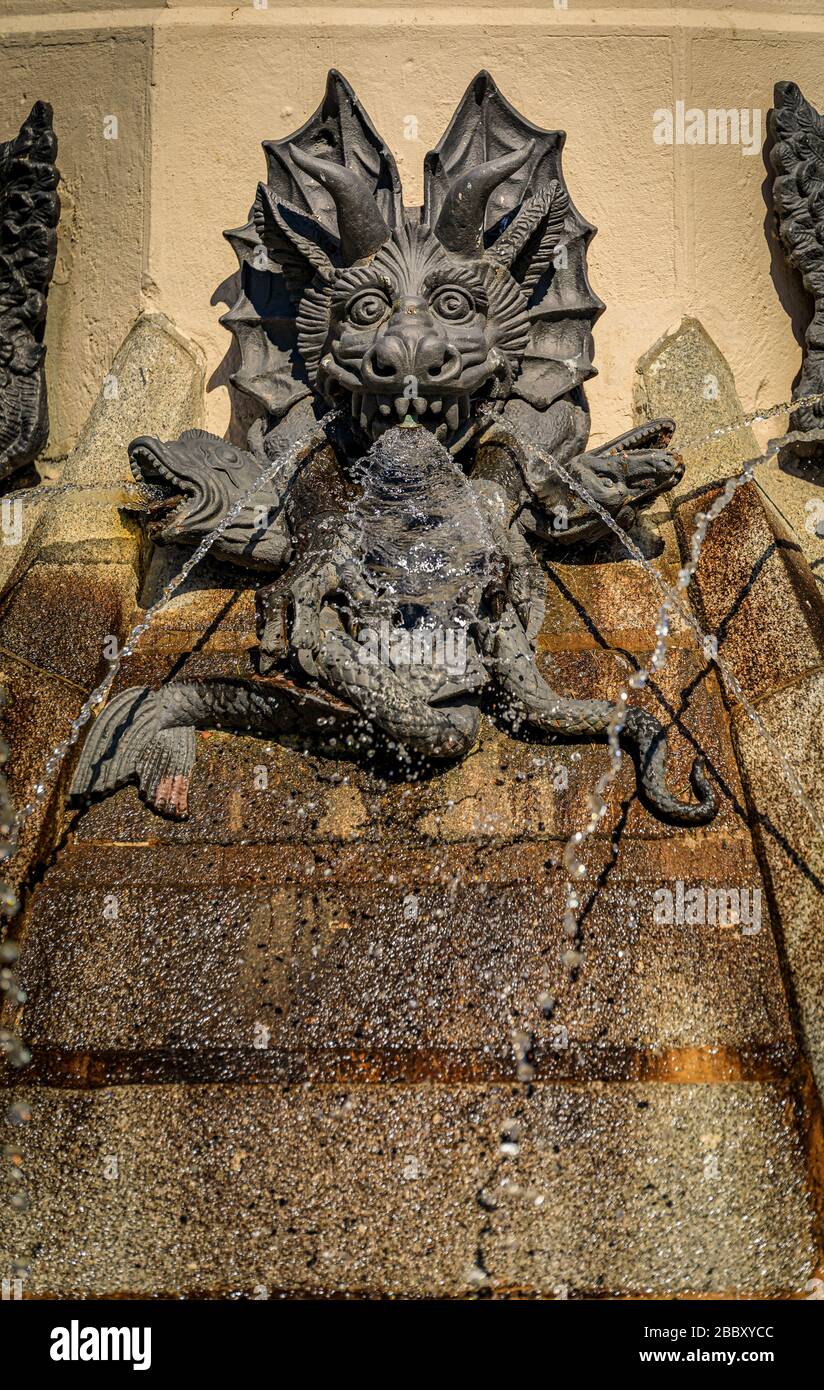 Gros plan sur la fontaine de l'Ange déchu ou Fuente del Angel Caido dans le Parc Buen Retiro de ...