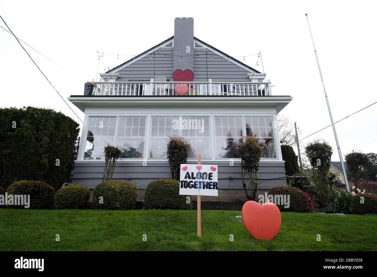 Portland, États-Unis. 01 avril 2020. Une maison affiche un signe "seul ...