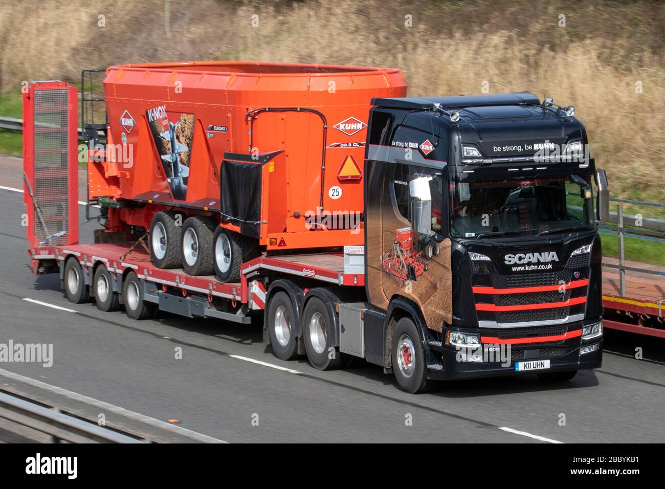 Chargeuse basse Kuhn transportant Euromix 39,3 CL fourgon mélangeur à ...