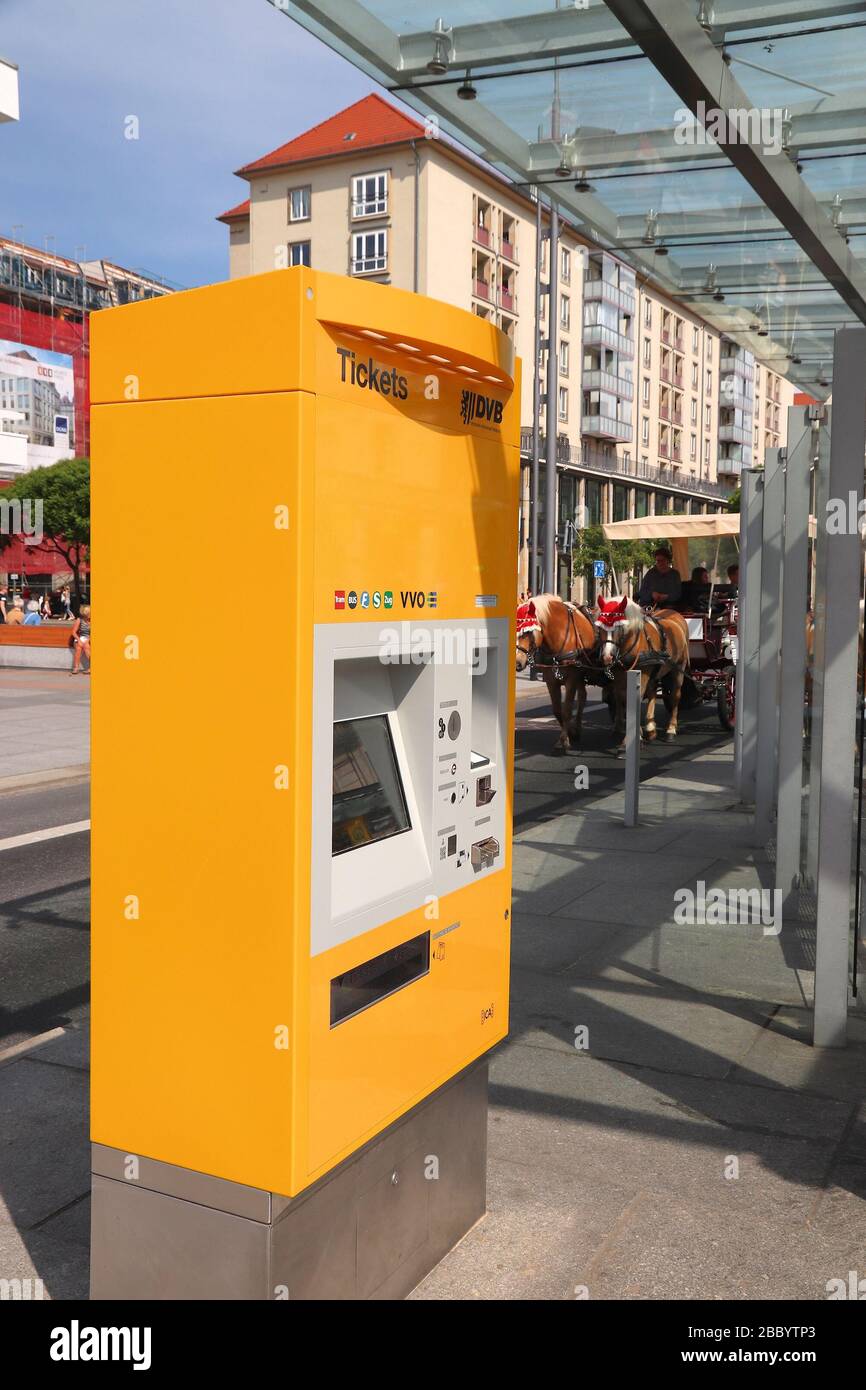 Tram ticket vending machine Banque de photographies et d’images à haute ...