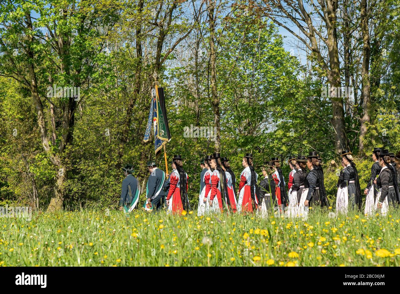 La longue procession du Trachtler au pèlerinage de Tracht à Maria Eck ...