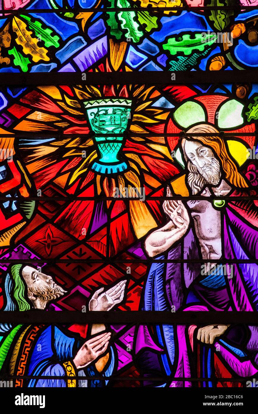 Vitrail du graal tréhorenteuc Banque de photographies et d’images à ...