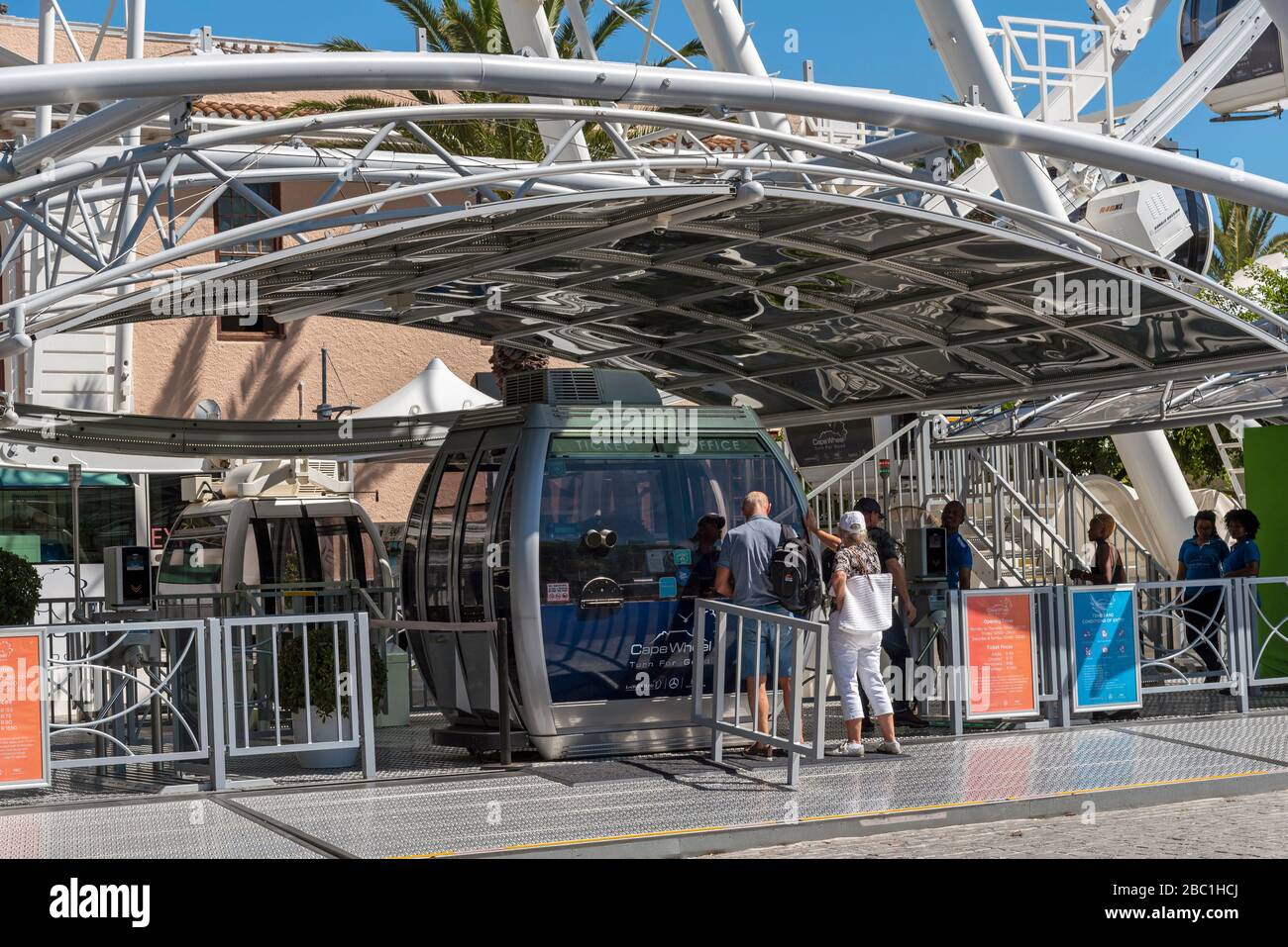 Le Cap, Afrique du Sud. 2019. Les clients de la station de paye pour ...
