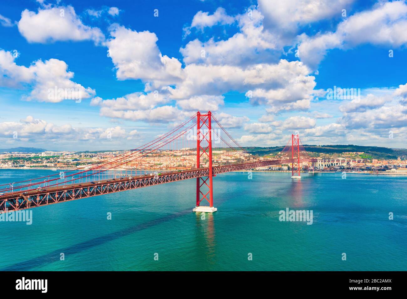 Le pont du 25 avril (Ponte 25 de Abril) entre Lisbonne et Almada ...