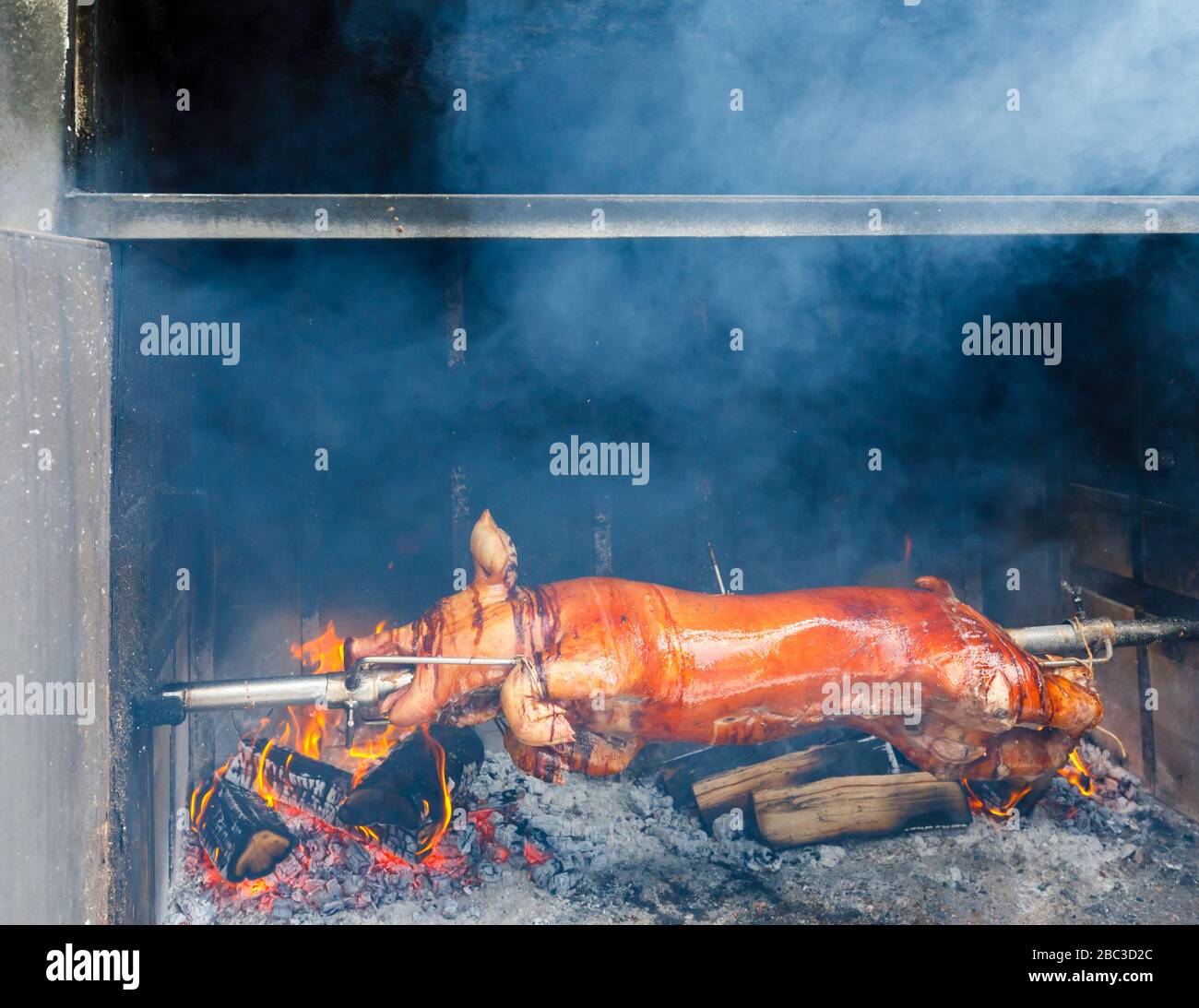 Rôti de porc : porc rôti de sphe entier qui se retournait sur un feu de ...
