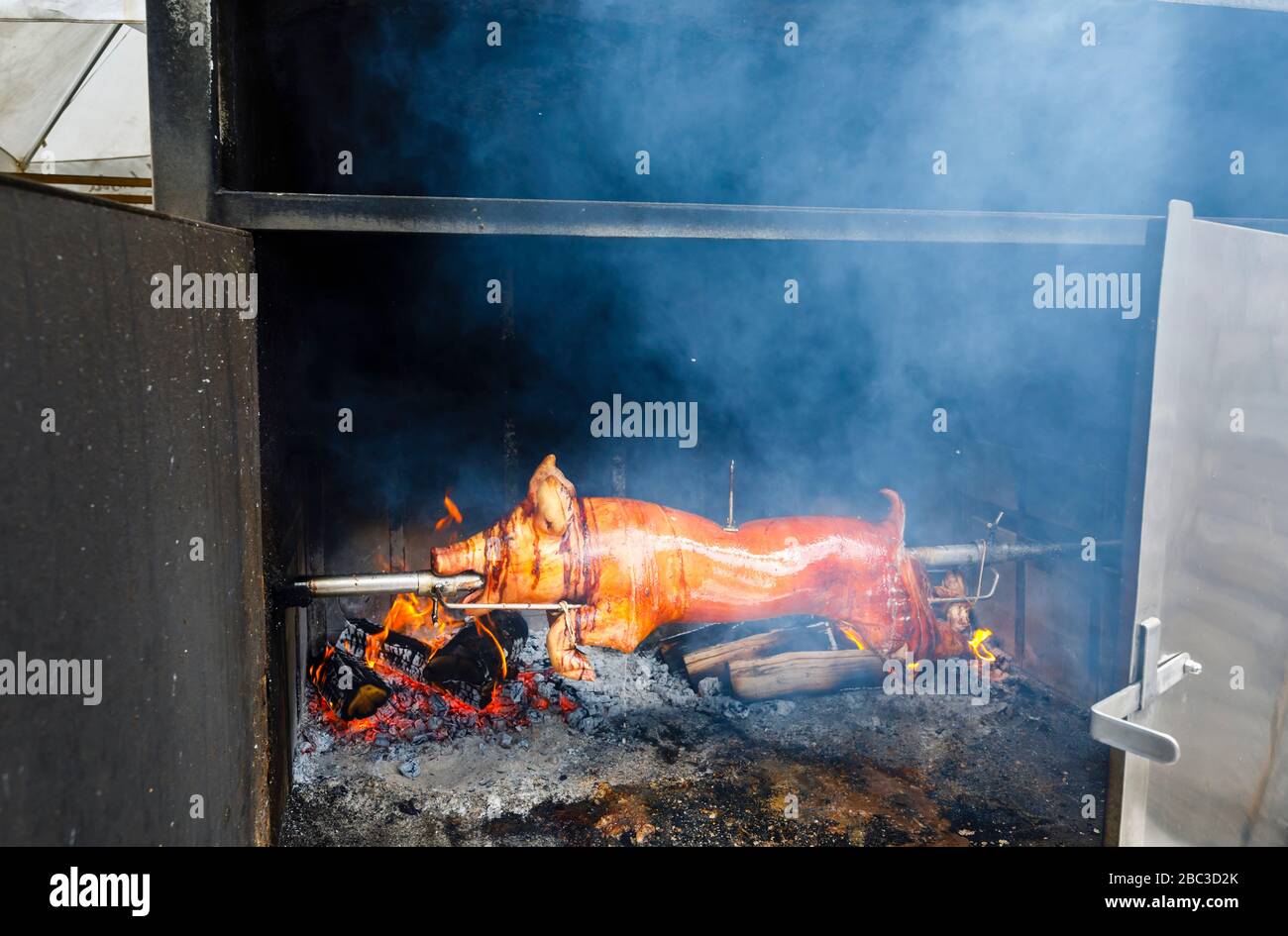 Rôti de porc : porc rôti de sphe entier qui se retournait sur un feu de ...