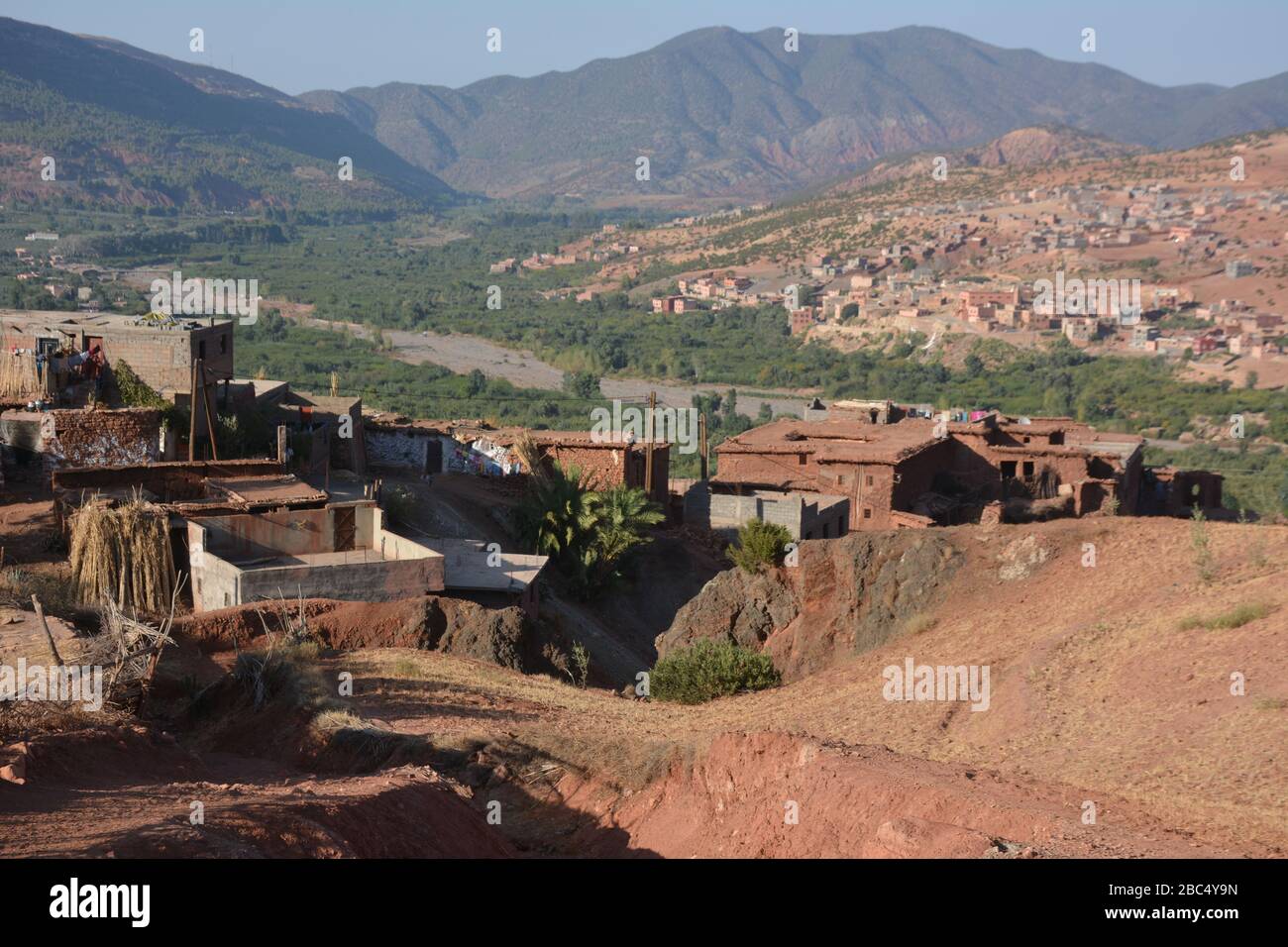 Vue sur une vallée et le village traditionnel amazigh Berber près d ...