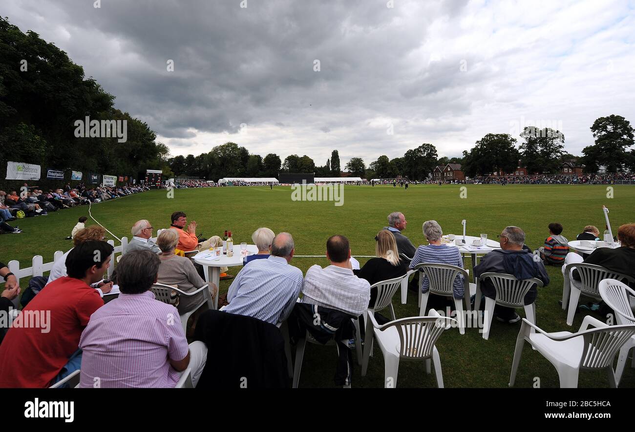 Les spectateurs regardent depuis les gradins Banque de photographies et ...