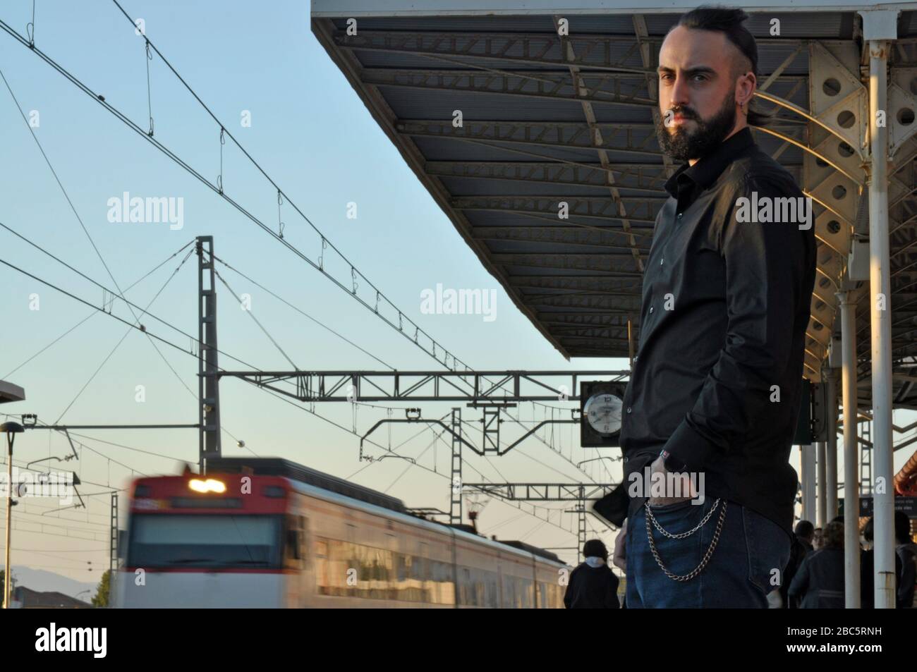 Homme distrait Banque de photographies et d’images à haute résolution ...