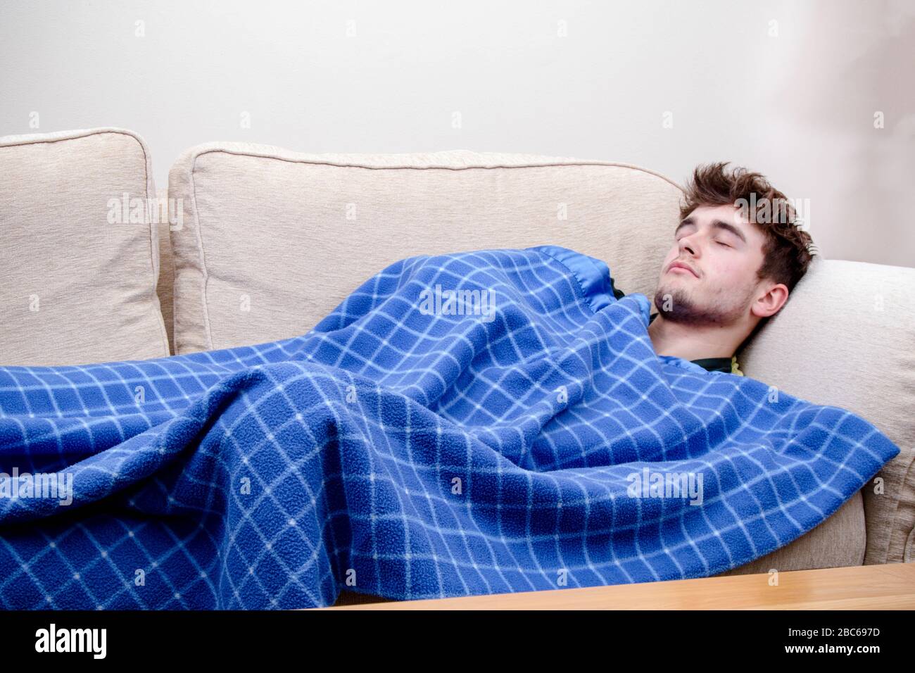 Jeune Homme Endormi Sur Le Divan Banque d'image et photos - Alamy