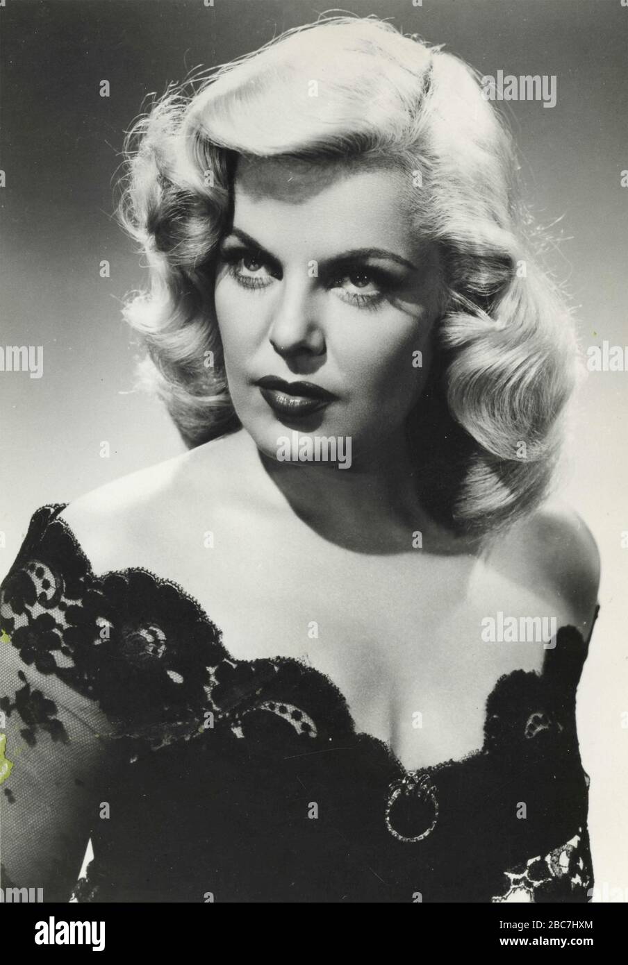 L'actrice américaine Cleo Moore portait une robe noire, dans les années ...