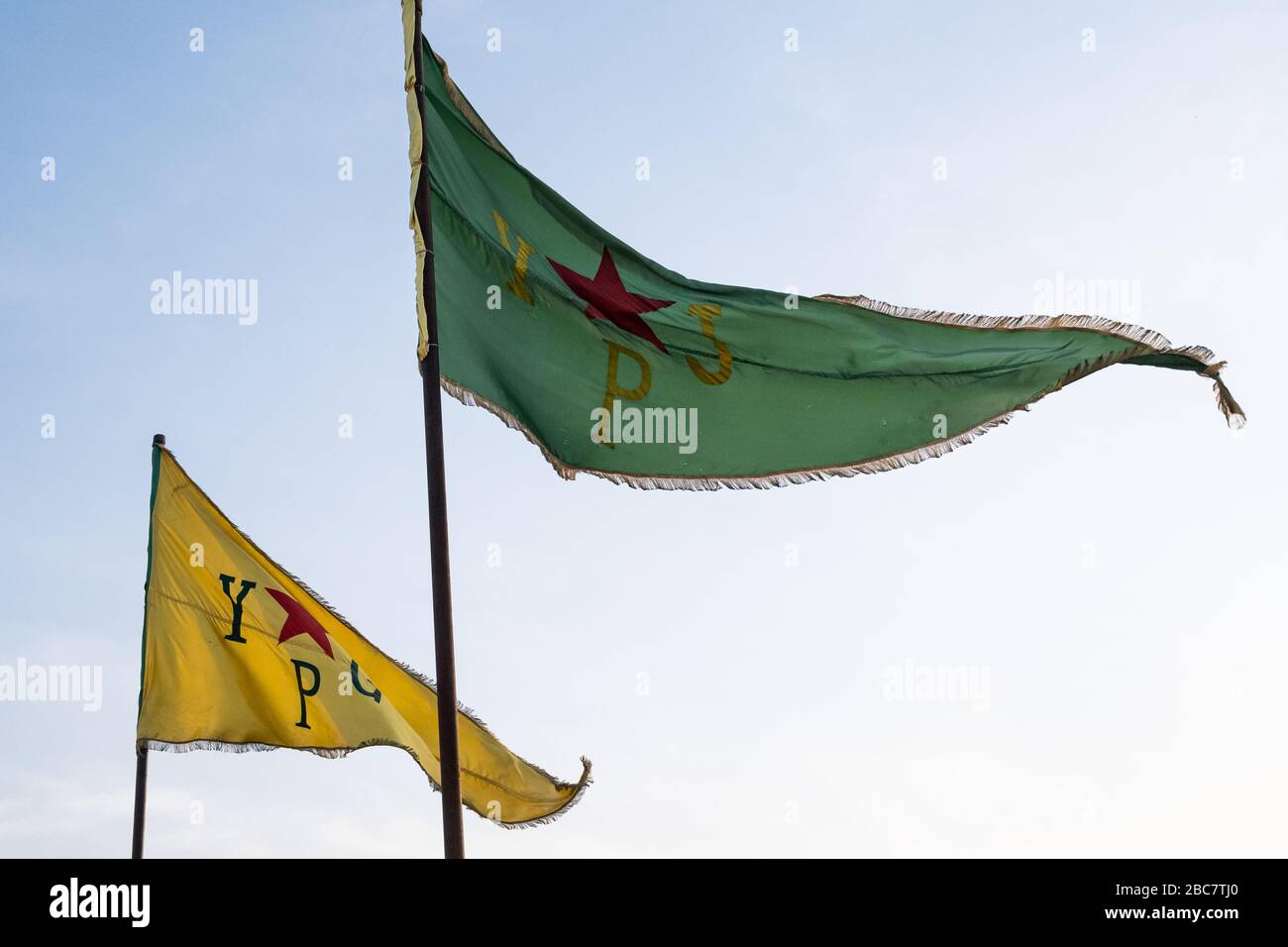 Drapeaux ypg Banque de photographies et d’images à haute résolution - Alamy