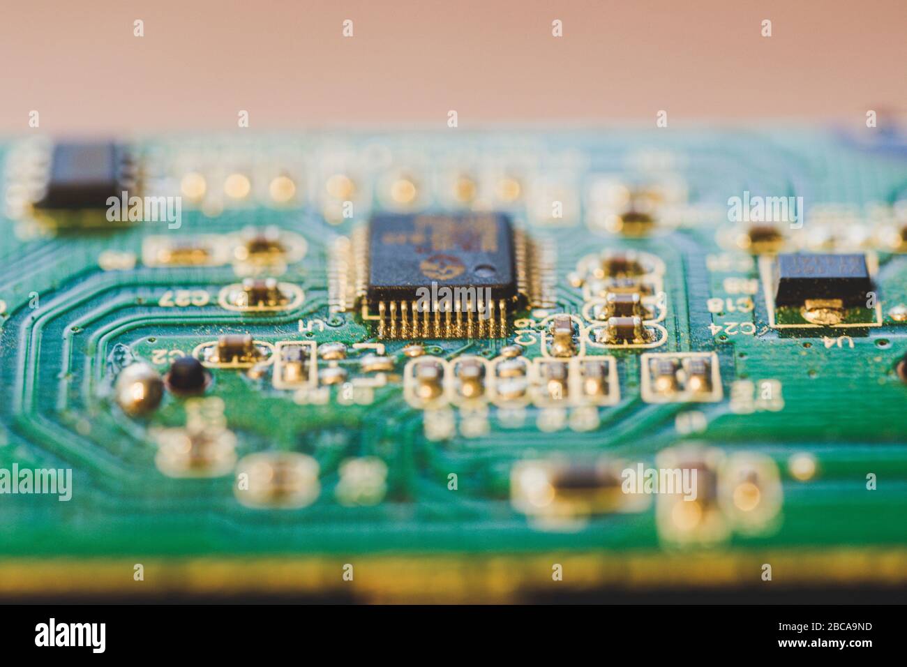 Pcb composants traversants Banque de photographies et d’images à haute résolution - Alamy