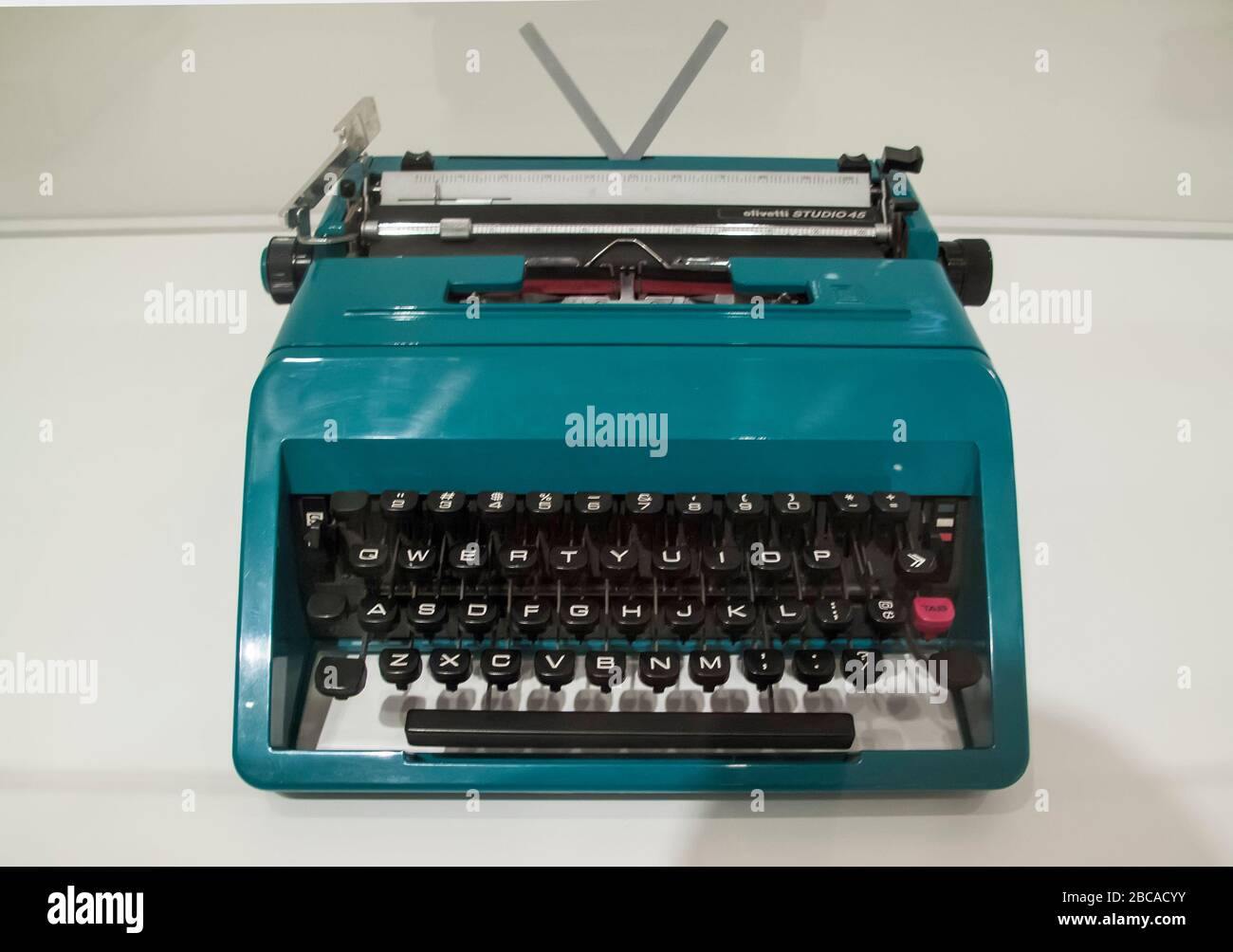 Olivetti typewriter Banque de photographies et d’images à haute ...