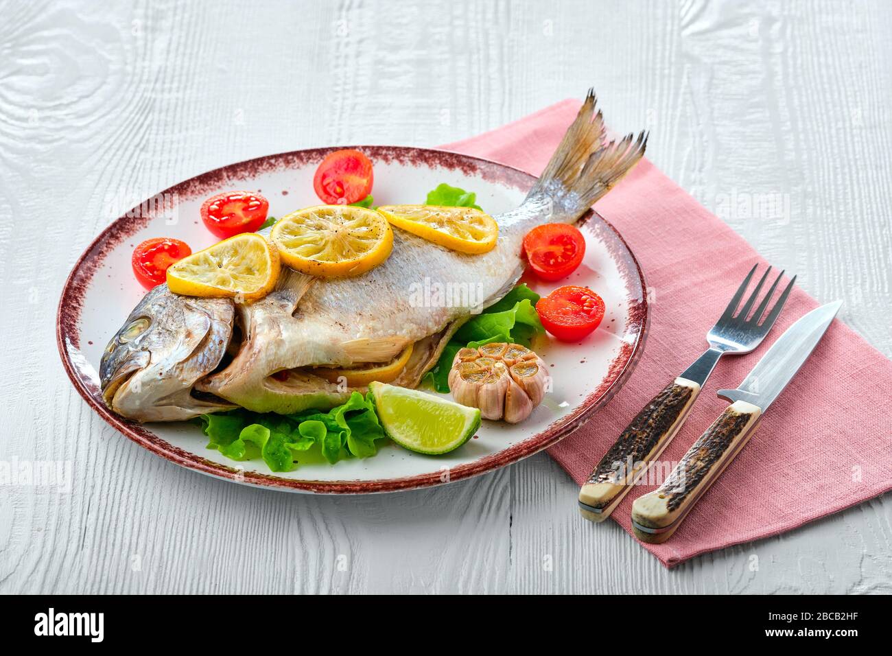 Dorade au four Banque de photographies et d’images à haute résolution ...