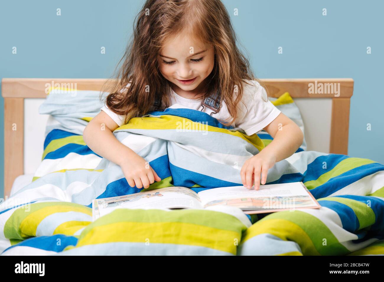 Fille lit un livre de lecture Banque de photographies et d’images à ...