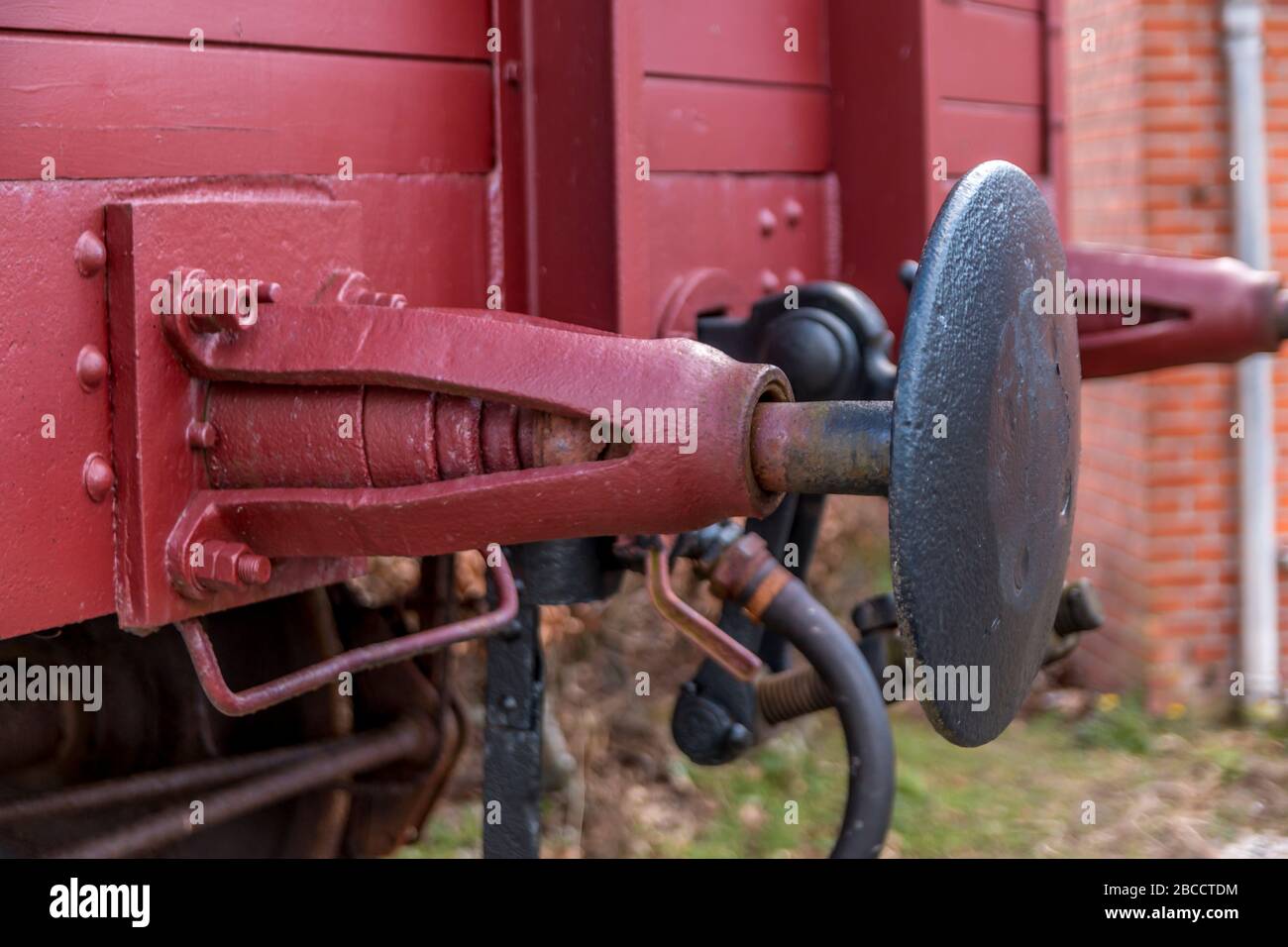 Ancien train sur rails, train en bois rouge. Couplage ferroviaire à ...