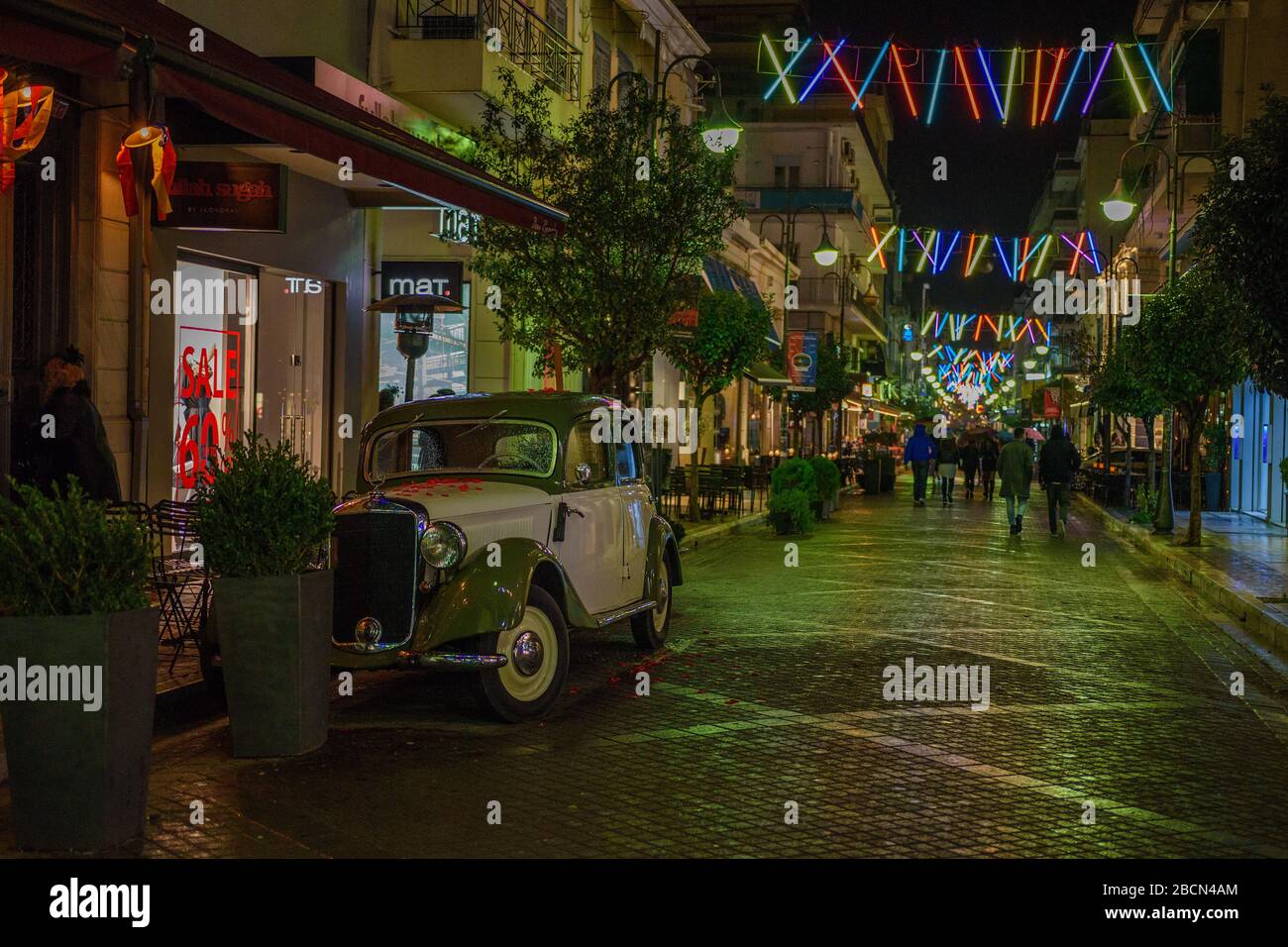 Ancienne voiture Mercedes Benz antique garée dans la célèbre rue ...